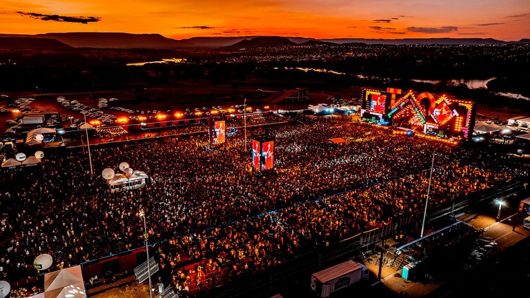 Com a presença de Virginia, dupla Henrique & Juliano quebra recorde de ...
